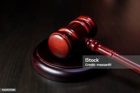 법률 테마 세션에서 법률 재판의 법원 판사는 변호사 사무실이나 법원 세션에서 나무 테이블에 배꼽을 씌운다 어두운 배경에 판사의 말렛 정의 인권 개념 0명에 대한 스톡 사진