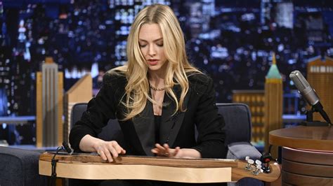Amanda Seyfried Plays Joni Mitchell On Dulcimer For Jimmy Fallon