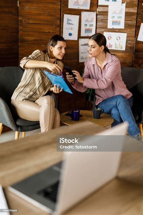 현대적인 사무실의 커피 테이블에 앉아 프로젝트 브리핑을 하는 두 명의 젊은 사업가 20 24세에 대한 스톡 사진 및 기타 이미지 20 24세 2명 30 34세