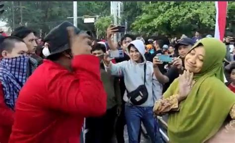 Emak Emak Yang Viral Saat Demo Mahasiswa Unhas Kena Semprot Warganet