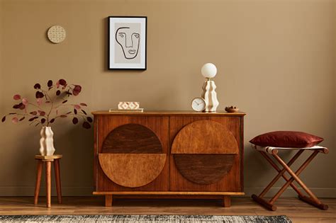 디자인 나무 Commode 의자 꽃병에 말린 꽃 독특한 장식 카펫 모의 포스터 프레임과 우아한 개인 액세서리와 세련된 인테리어