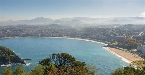 바스크 어 국가 파노라마 보기에서 산 세바스찬 베이 라 콩차 해변의 아름 다운 그림입니다 여름 휴가 휴가 목적지 유럽과 랜드