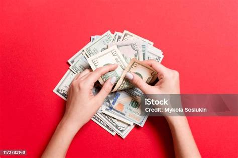 돈을 계산 하는 여성 손의 상단 보기 다채로운 배경에 다양한 달러 지폐 급여 개념입니다 뇌물 개념 Charity Benefit에 대한 스톡 사진 및 기타 이미지 Istock