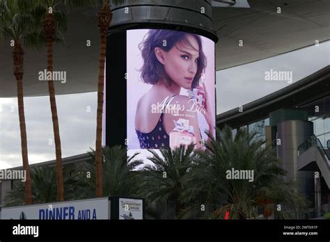 Las Vegas Nevada Usa 8 März 2024 Natalie Portman Dior Billboard Bei