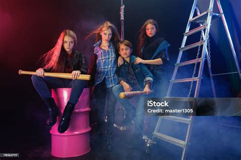 흰색 벽돌 벽에 서서 카메라를보고 웃고있는 세련된 청바지 옷을 입은 귀여운 어린 아이들의 전체 길이 초상화 개념에 대한 스톡 사진 및 기타 이미지 Istock