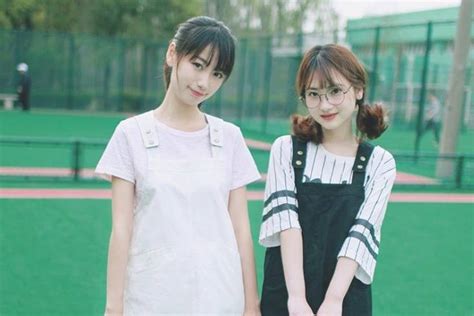 在夏季连衣裙当然更是女性们的最爱。 木有 的设计 衬衫