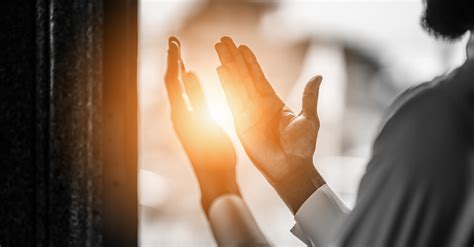 이슬람 라마단 기간 동안 모스크에서 이슬람 의식에서 알라 축복을 위해 예배하고기도하는 무슬림 사람들 손에 선택적 초점 Imam에 대한 스톡 사진 및 기타 이미지 Istock