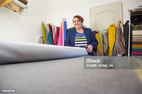 가구 공장에 있는 이전 여자는 측정 하 고 절단을 위한 회색 물자를 준비 하 고 있습니다 가구에 대한 스톡 사진 및 기타 이미지