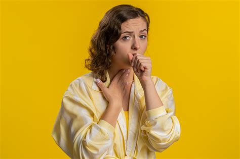 건강에 해로운 젊은 여성 기침 아픈 느낌 알레르기 또는 바이러스 감염 증상 발열 통증 바이러스 20 29세에 대한 스톡 사진 및 기타 이미지 Istock