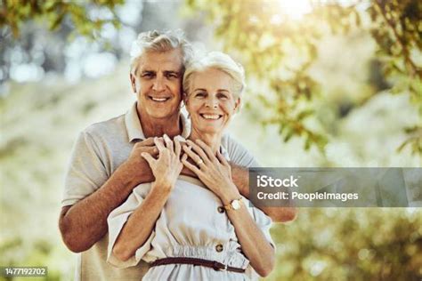 노인 공원에서 포옹을 하고 결혼 초상화와 사랑에 빠진 부부 야외 약속과 함께 은퇴 여행 노인 여자 보살핌과 신뢰와 지원 자연 모형과 행복 노인 커플에 대한 스톡 사진 및