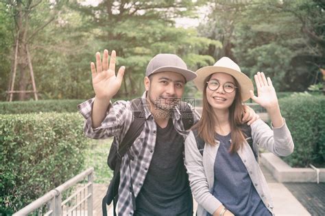 年轻游客在旅行前与他们的朋友道别高清图片下载 正版图片505392958 摄图网