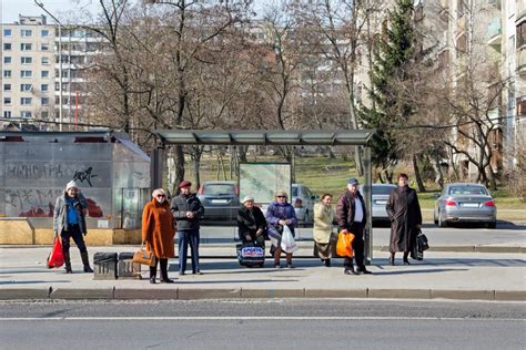 Тревожное ожидание: как ведут себя люди на автобусной остановке — Нож