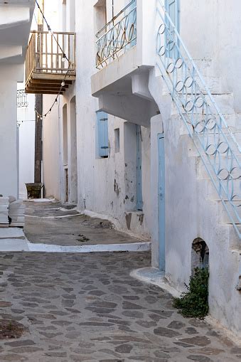 밀로스 섬 그리스 초라 마을 플라카 전통적인 건물과 계단 빈 골목 키클라데스l 0명에 대한 스톡 사진 및 기타 이미지 0명 거리 건물 외관 Istock
