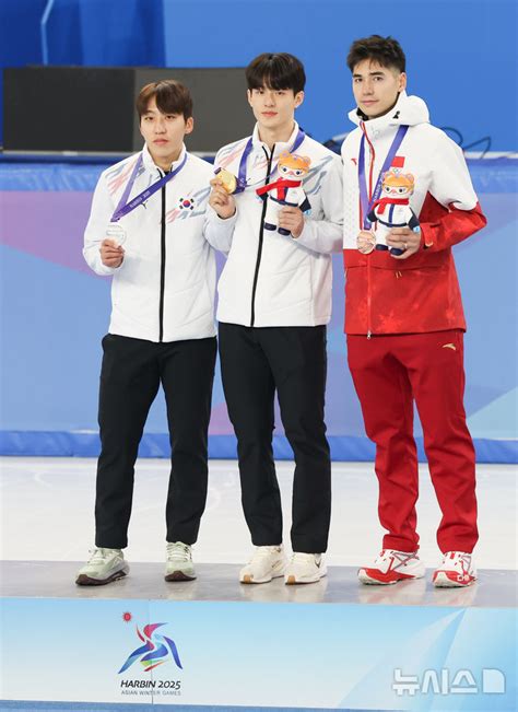 기념촬영하는 금메달 장성우 은메달 박지원