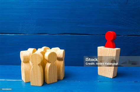 선거 정치적 논쟁 군중 관리 리더와 리더십 자질의 비즈니스 개념 비즈니스 관리입니다 연단에서 레드 지도자는 사람들의 군중을 해결 연설을 말한다 가정의 방에 대한 스톡 사진