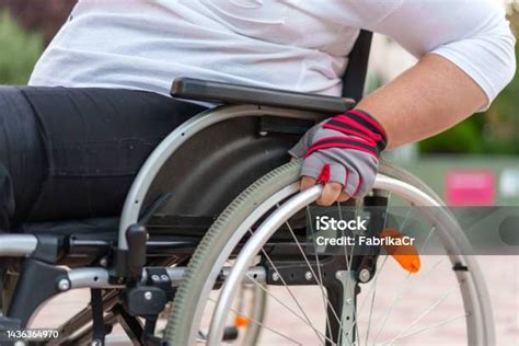 거리에서 휠체어에 앉아있는 장애가있는 인식 할 수없는 여성이 가까이에서 거리에 대한 스톡 사진 및 기타 이미지 거리 건강관리와 의술 교통수단 Istock