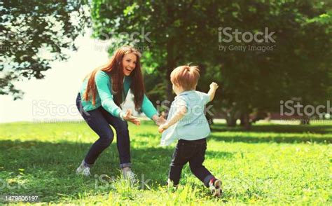 행복한 가족 화창한 여름날 공원의 잔디밭에서 함께 즐거운 시간을 보내는 아들 아이와 놀고 있는 어머니 인생의 순간 2 3 살에 대한 스톡 사진 및 기타 이미지 Istock