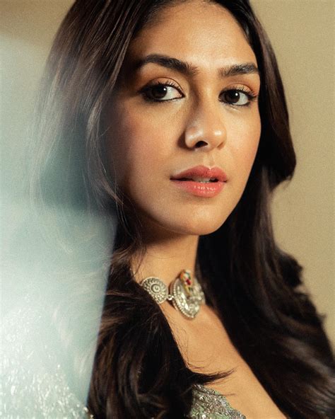 Actress Mrunal Thakur Beautiful Sexy Cleavage Show In Traditional Wear ...