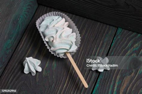 막대기에 제퍼 근처에는 다양한 색조의 마시멜로 별이 있습니다 클로즈업 샷 검은 녹색 소나무 보드의 배경에 대해 0명에 대한 스톡 사진 및 기타 이미지 Istock