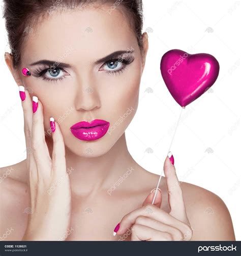 آرایش روشن پرتره زیبایی زن زیبایی که دستش را لمس می کند 1129521