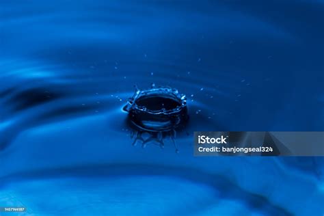 매크로 물 튀김 표면 푸른 물 튀김 둥근 물방울 유리에 물방울 물방울 물보라 스프레이 물에서 추상적 인 모양 물 드롭 잔물결