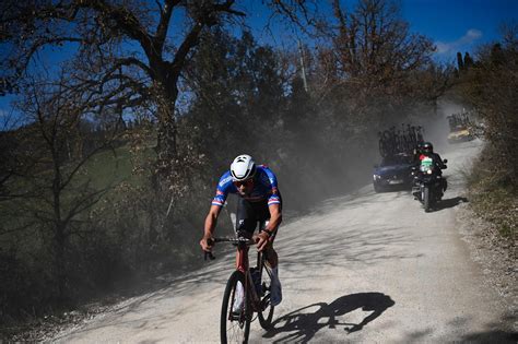 Live Strade Bianche Mathieu Van Der Poel Keert Na Pech Weer Terug In Het Peloton Foto Ednl