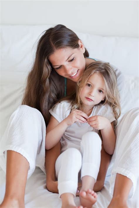 Ritratto Di Una Madre E Della Sua Figlia Che Posano Su Un Letto