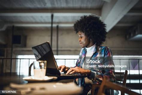 캐 쥬얼 여자 아프리카계 미국인 민족성 카페에서 노트북에서 작업 경영자에 대한 스톡 사진 및 기타 이미지 경영자 공부 교육 Istock