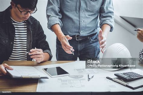 엔지니어 팀워크 미팅 작업 현장 건설 및 구조 개념에서 모델 구축 및 엔지니어링 도구에 대한 파트너와 협력하는 프로젝트에 대한