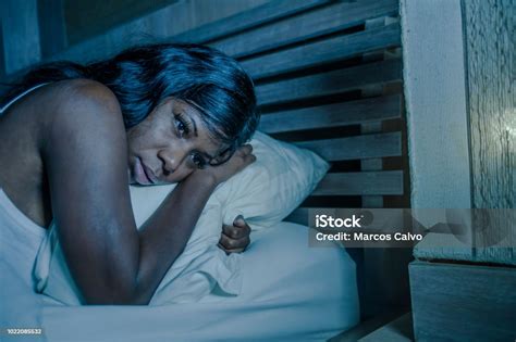 라이프 스타일 밤 여자의 초상화 젊은 슬 프 고 걱정 검은 아프리카계 미국인 침대 집에서 잠 못 드는 우울한 기분이 스트레스에
