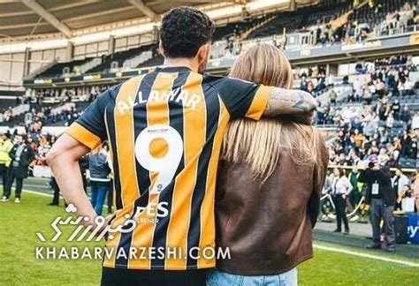 عکس عاشقانه‌های مهاجم استقلالی با همسرش وسط زمین فوتبال خبرآنلاین