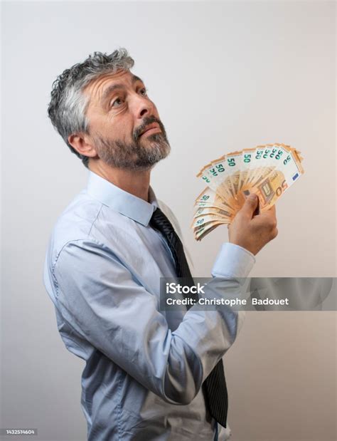 지폐 뭉치를 가지고 노는 부유한 50세 사업가 이익 자본주의 및 농축의 개념 50 54세에 대한 스톡 사진 및 기타 이미지