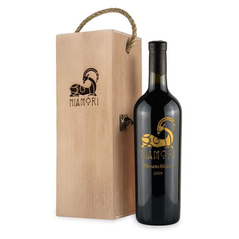 ხვანჭკარა წითელი ნახ ტკბილი ხის ყუთით 0 75 ლ წარწერის გრავირებით Niamori • ნიამორი