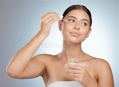 Linda Mulher Usando O Conta Gotas Para Aplicar Soro Facial Em Sua