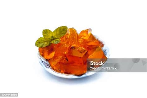 오렌지 색 Halwa 잔디 또는 중국 잔디 또는 젤리 민트와 함께 접시에 단풍 인도 아시아에서 먹는 달콤한 디저트 0명에 대한 스톡 사진 및 기타 이미지 Istock