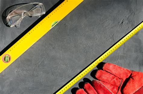 어두운 표면에 노란색 거품 수준 안경 장갑 및 측정 테이프의 상단보기 빈 공간 강철에 대한 스톡 사진 및 기타 이미지 강철 개선 건설 기계류 Istock