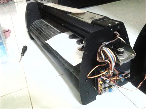 Mesin Cutting Sticker Berbasis Arduino HPGL Semesin