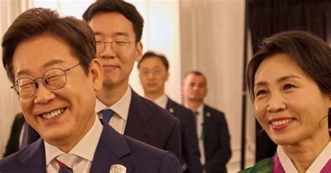 김혜경 여사 한복 입고 외교무대 데뷔…사진 요청 많았다