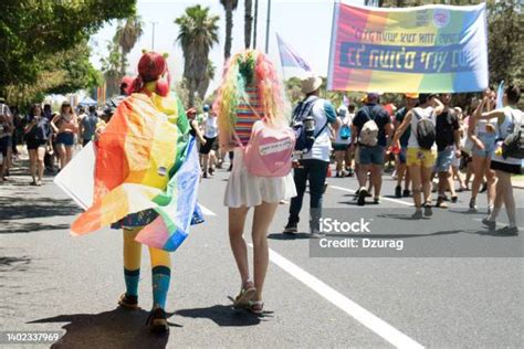 텔 아비브의 게이 프라이드 퍼레이드에서 Lgbt 무지개 색상의 옷을 입은 어린 소녀들 남자 동성애자에 대한 스톡 사진 및 기타 이미지 남자 동성애자 동성애자의 권리