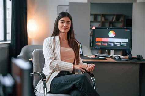 의자에 앉아 화면에 디자이너의 소프트웨어 여자는 컴퓨터로 현대 사무실에서 일하고 있다 20 24세에 대한 스톡 사진 및 기타 이미지 20 24세 개발 경영자 Istock