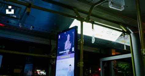 라이트를 켠 버스의 모습 사진 Unsplash의 무료 자동차 이미지