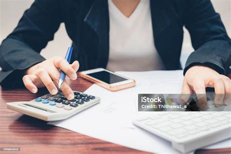 비즈니스 우먼손은 키보드를 사용하고 컴퓨터 기술을 입력하여 분석 및 예산 재무 회계를 위해 성장 통계 차트와 종이 작업 그래프를 가리키는 사용 펜을 사용합니다 개념에 대한