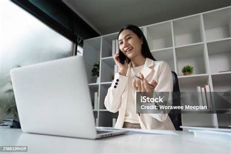 노트북과 선반을 배경으로 현대적인 사무실 책상에서 생산적인 전화 통화에 종사하는 전문 사업가 경영자에 대한 스톡 사진 및 기타 이미지 Istock