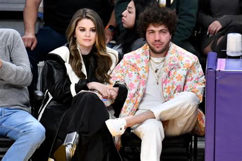 Selena Gomez dan Pacar Curi Perhatian dengan OOTD Nonton NBA
