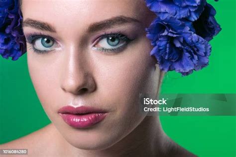 그린에 고립 된 카메라 머리 보고에 Eustoma 꽃 아름 다운 젊은 여자의 클로 우즈 업 초상화 계절에 대한 스톡 사진 및