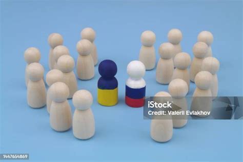 나무 사람들의 그림은 두 부분으로 나뉘며 지도자는 우크라이나와 러시아 국기의 색으로 칠해져 있습니다 결정에 대한 스톡 사진 및 기타 이미지 Istock