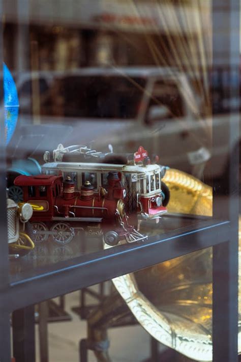 골동품 관광 명소 교통 모델 구식 기관차 기념품 낡은 시가 전차 도시의 디스플레이 레트로 모델 문화 문화 유산 미니어처 반사 빈티지 빨간 트램