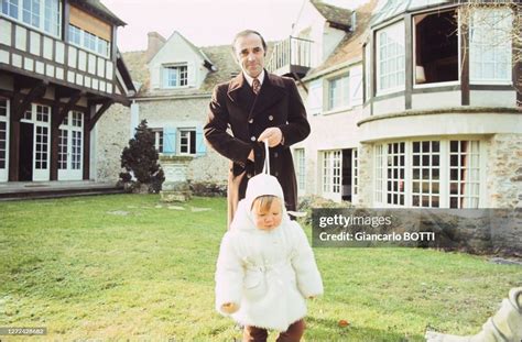 Portrait De Charles Aznavour Et De Sa Fille Katia Devant Leur Maison