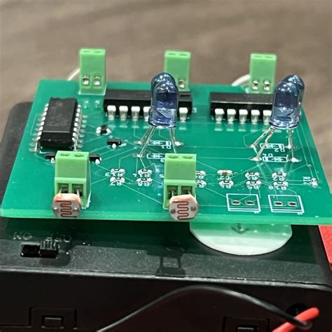 Analog Light Chasing Robot