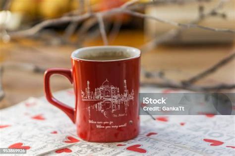 흐린된 마음 감각 아침 신선도에 기쁨의 배경에서 향기로운 커피 한잔 초점의 작은 깊이 갈색에 대한 스톡 사진 및 기타 이미지 Istock